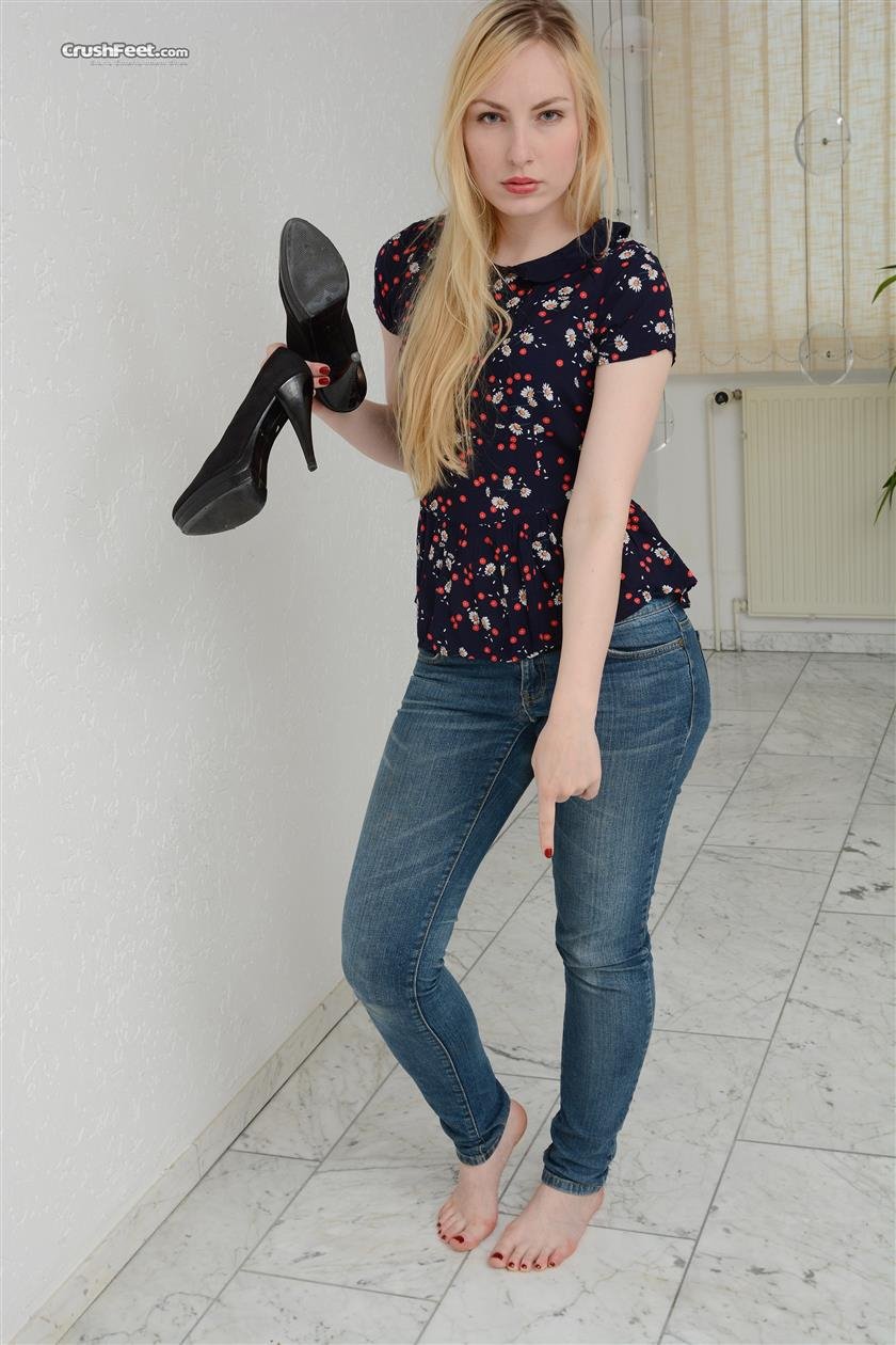 Mandy Gallery 1265 Crush Feet 15 Photos